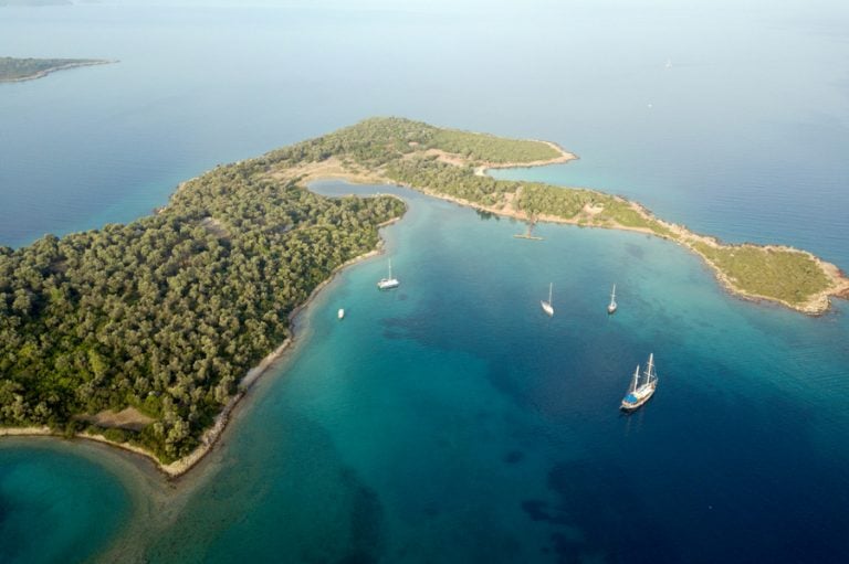 Visiting the Cleopatra Island (Sedir) & Beach : Our Best Tips